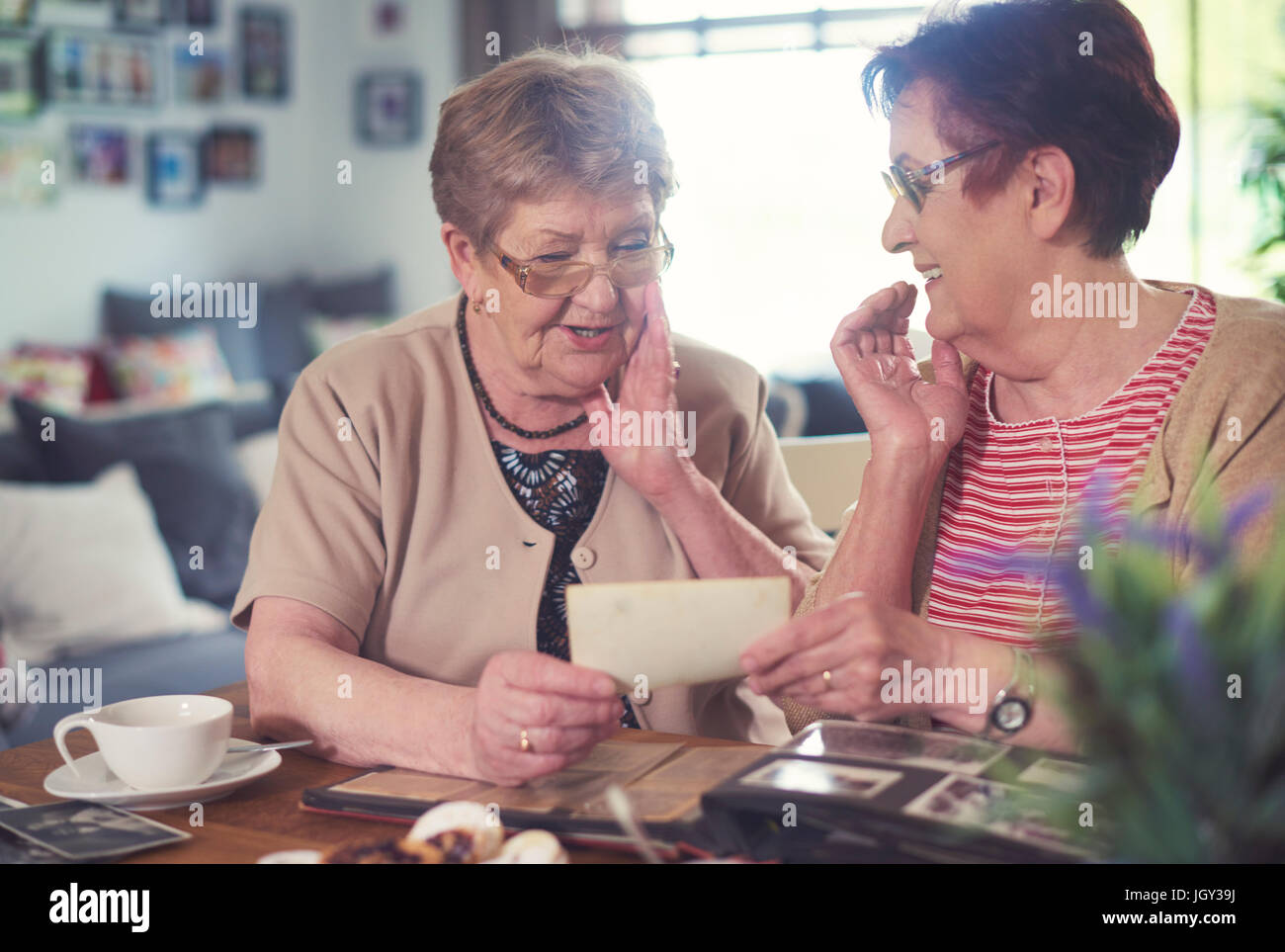Deux vielles femmes Banque de photographies et d’images à haute ...
