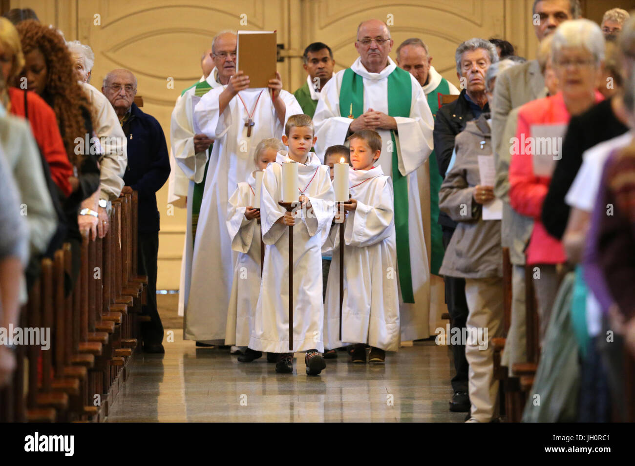 Messe catholique. Procession d'entrée. La France Photo Stock - Alamy