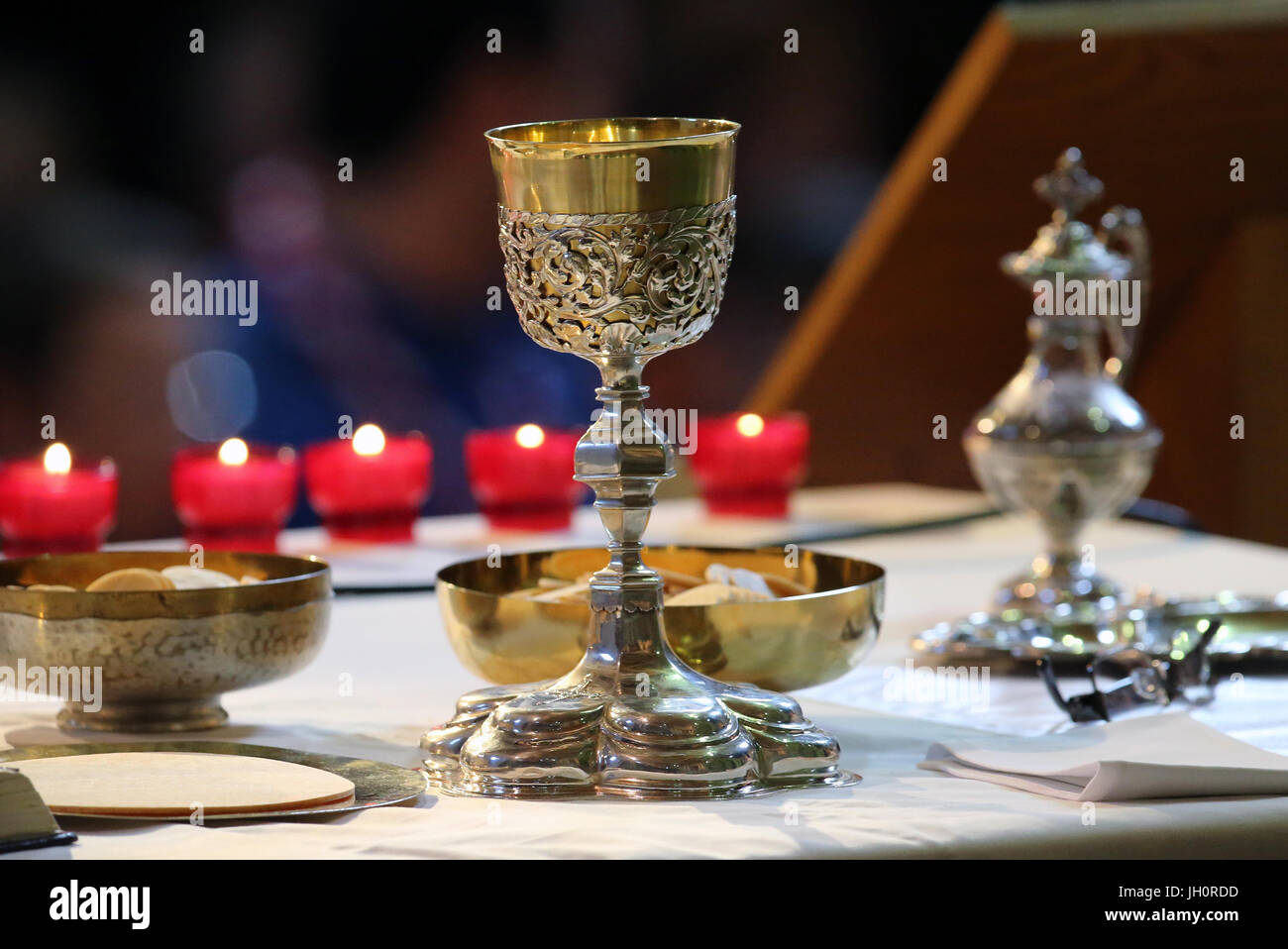 Messe catholique. Table de l'Eucharistie. La France Photo Stock - Alamy