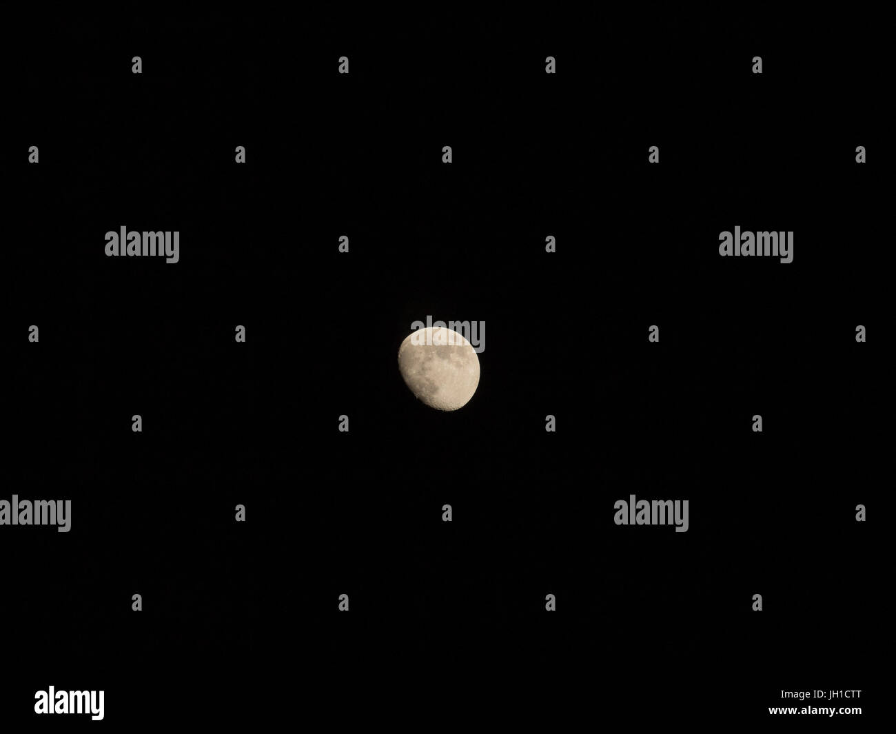 Waxing gibbous moon phase Banque de photographies et d’images à haute ...