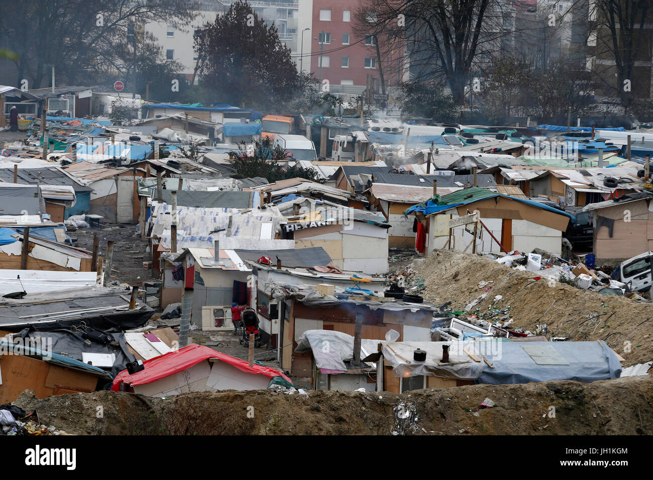 Camp de gitans à Pierrefitte-sur-Seine, France. La France Photo Stock ...