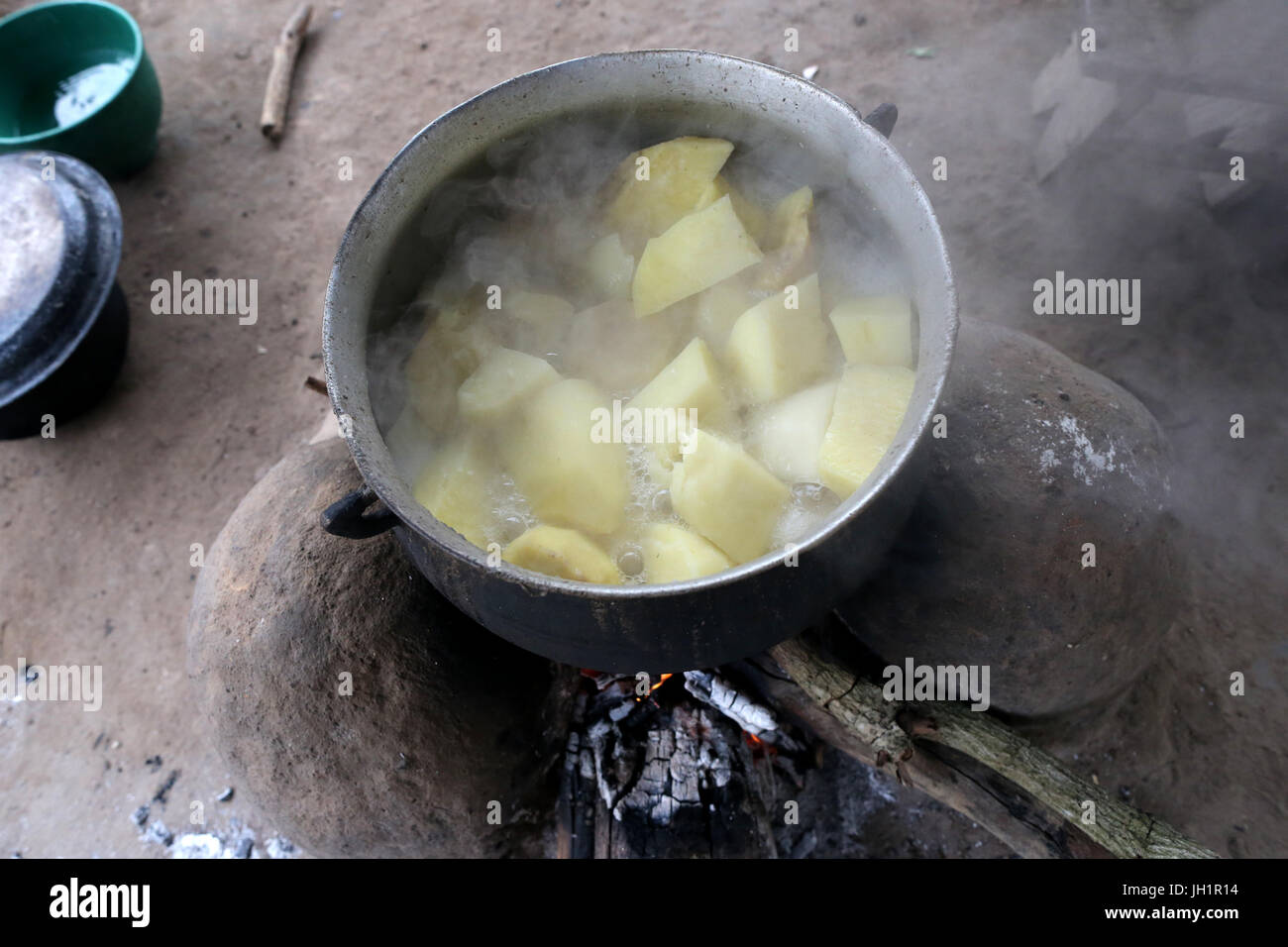 Cuisine africaine. La cuisson du manioc. Le Togo Photo Stock - Alamy