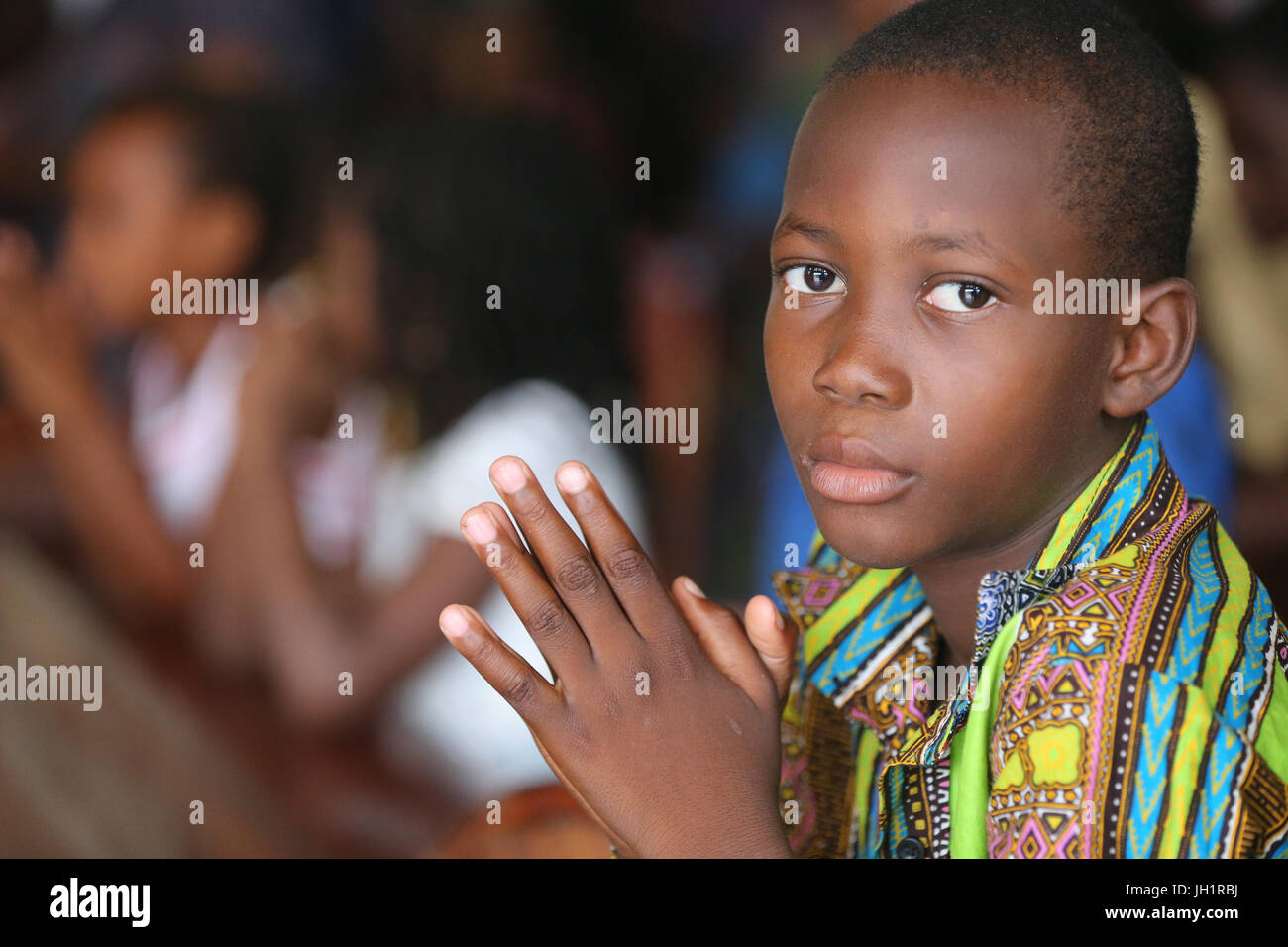 African Boy Praying Banque d'image et photos - Alamy