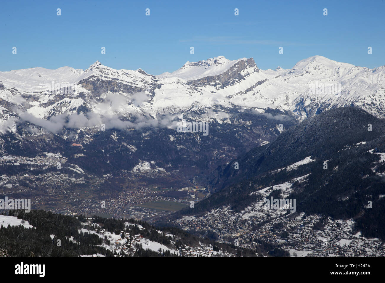 Paysage d'hiver dans le Massif du Mont Blanc avec la vue de Saint ...