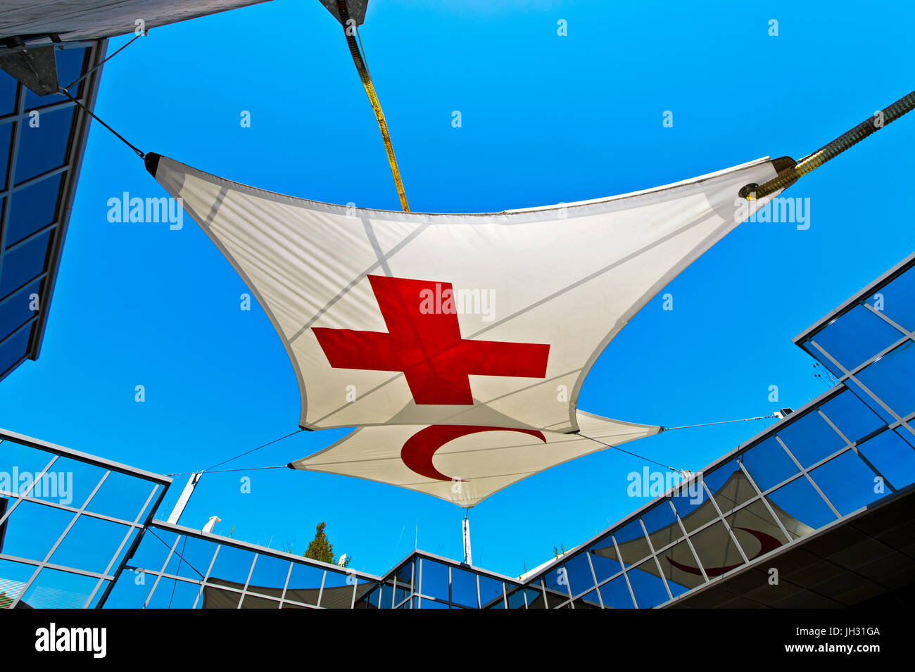 Drapeau de la Croix-Rouge et du drapeau du Croissant Rouge, Musée ...