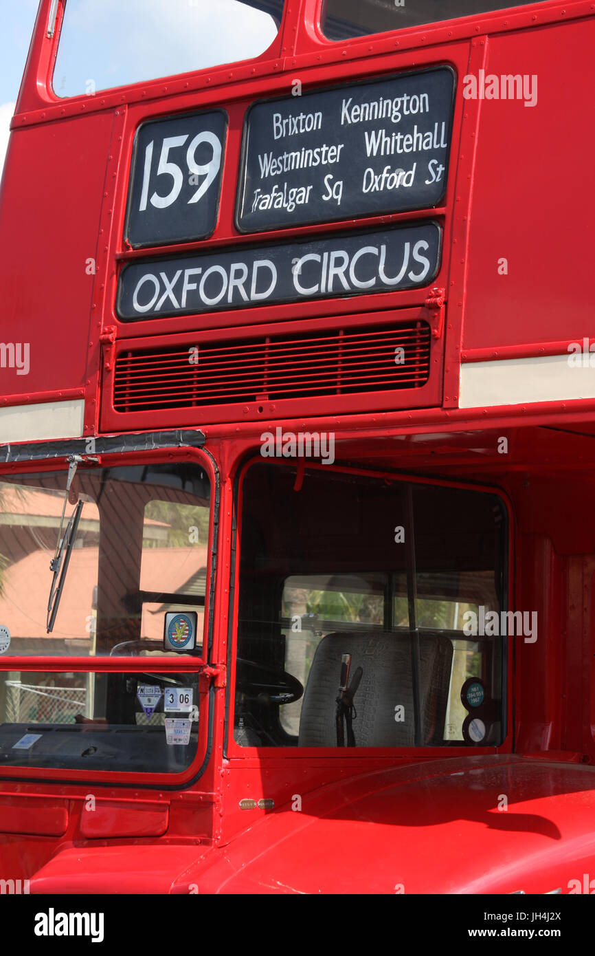 Les bus rouges emblématiques de Londres. Véhicule ancien qui faisait ...
