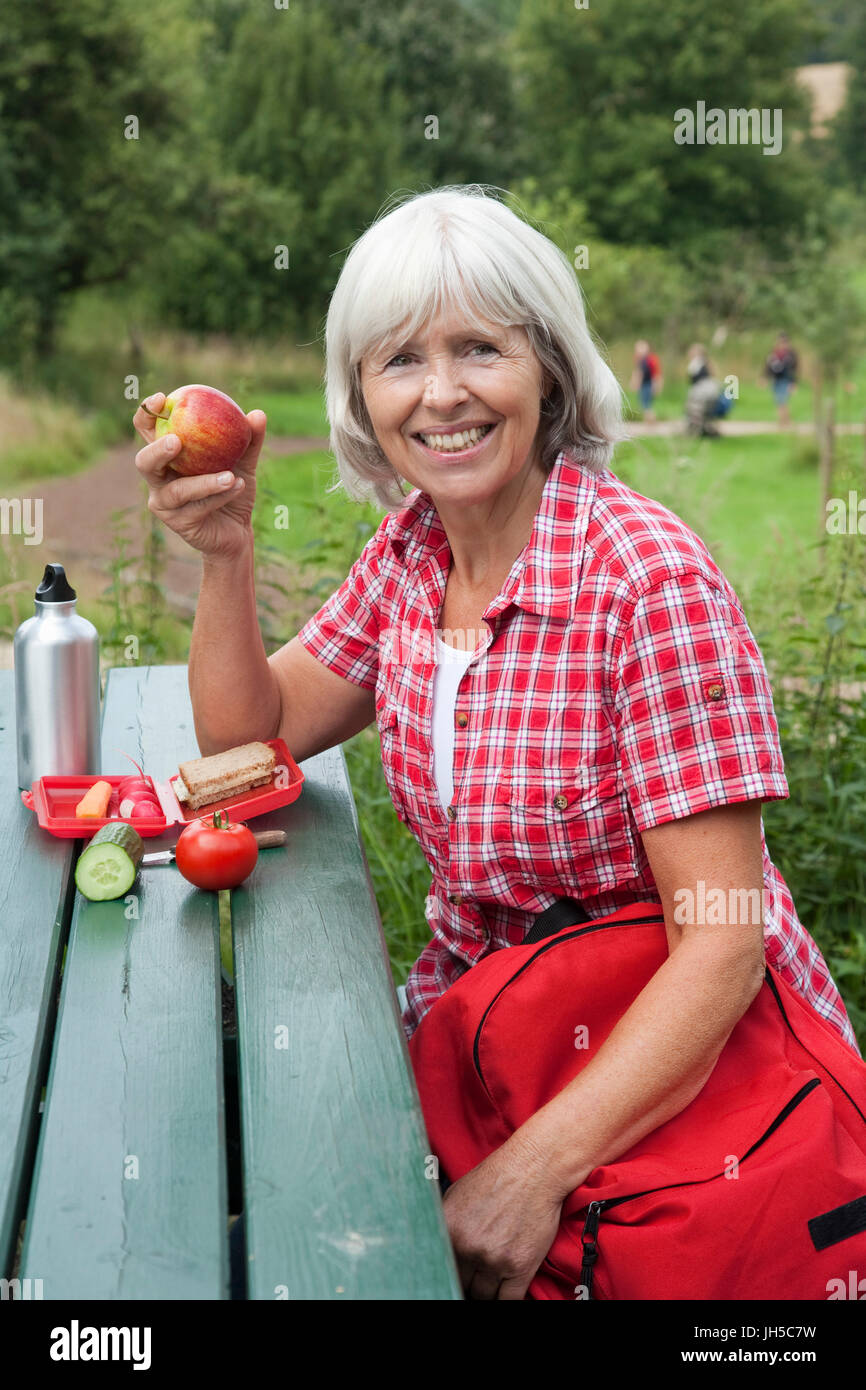 Une Vieille Dame Assise Sur Un Banc Banque De Photographies Et Dimages
