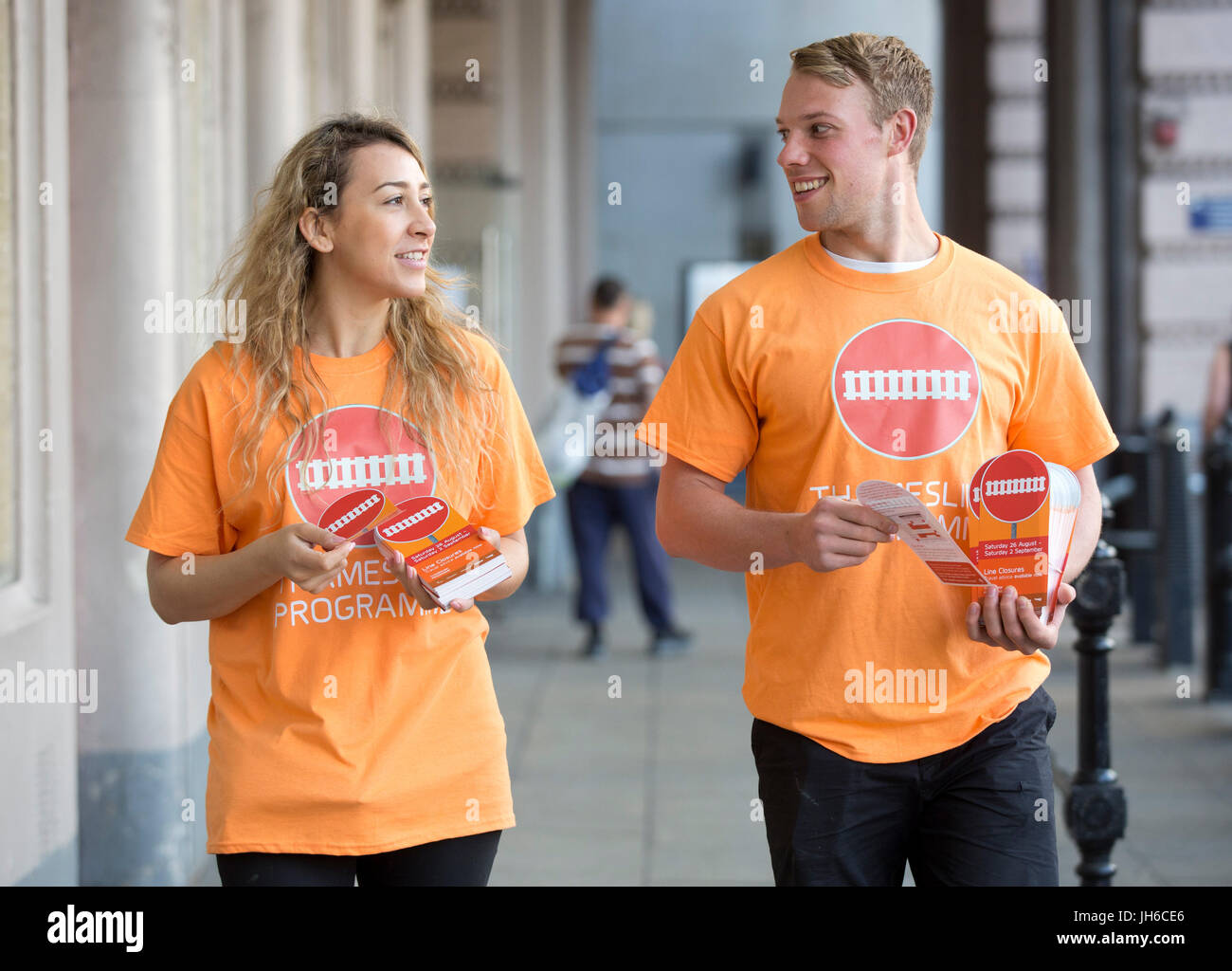 Passagers arrivant en gare de charing cross Banque de photographies et ...