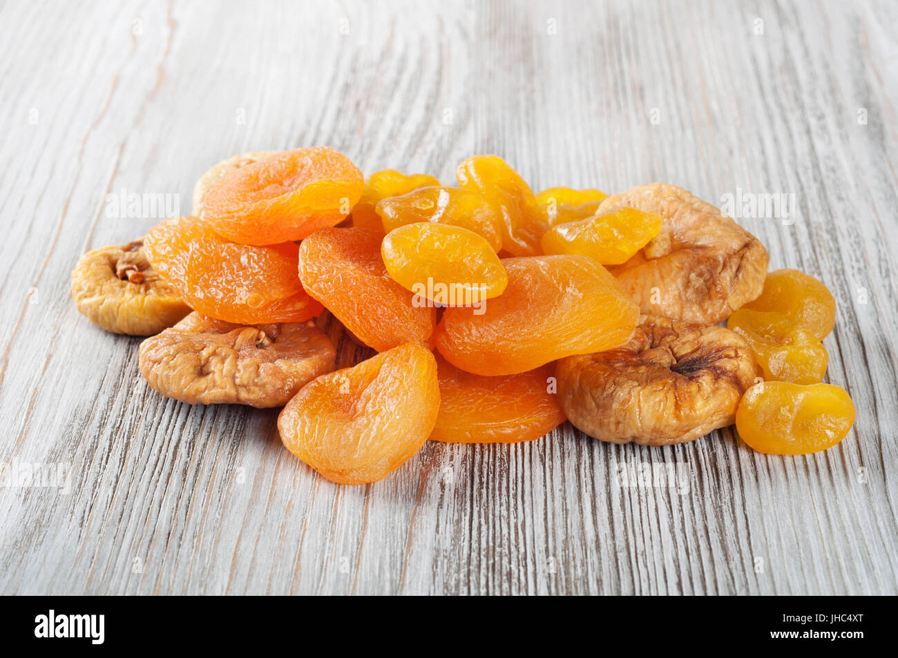 Les fruits séchés sur un fond de bois. Fruits confits, citron, abricot ...