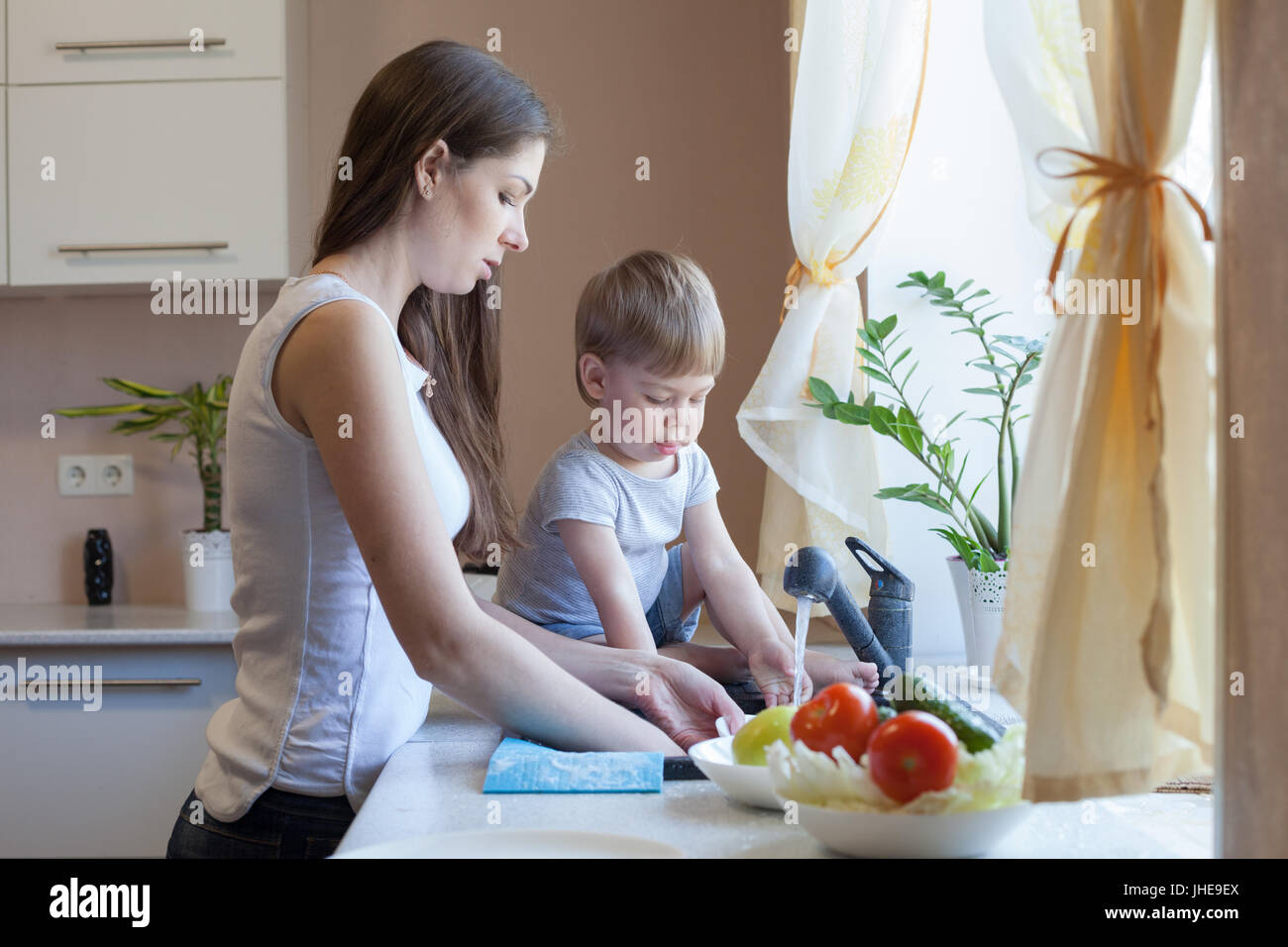 Laver Les Fruits Banque d'image et photos - Alamy