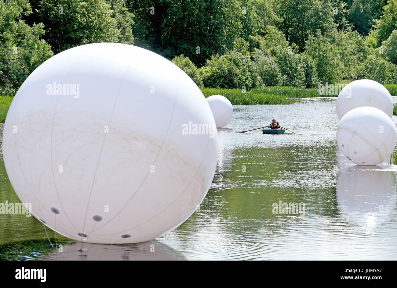 Artiste steve messam Banque de photographies et d’images à haute ...