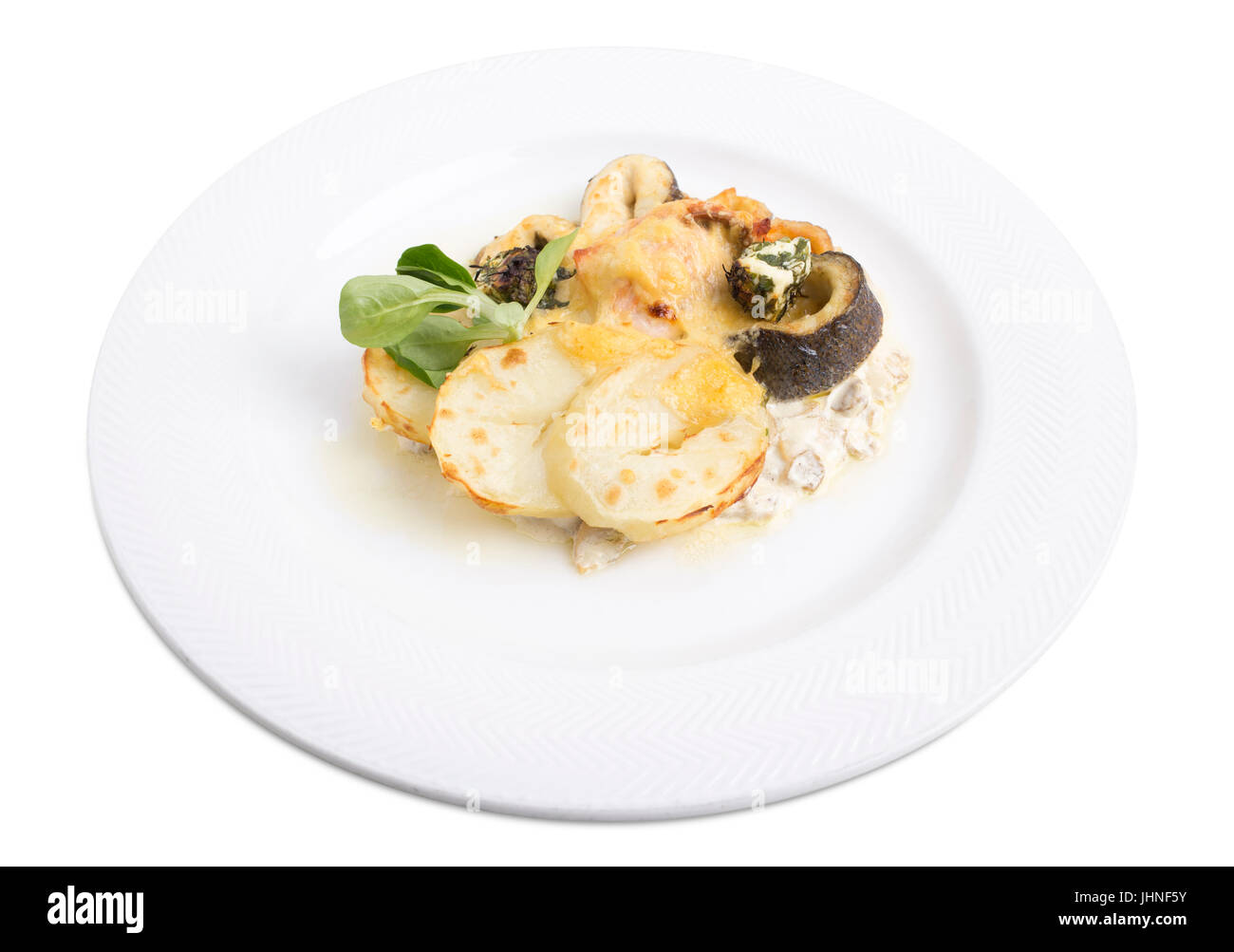 Filet de loup de mer en sauce aux champignons. Isolé sur un fond blanc ...