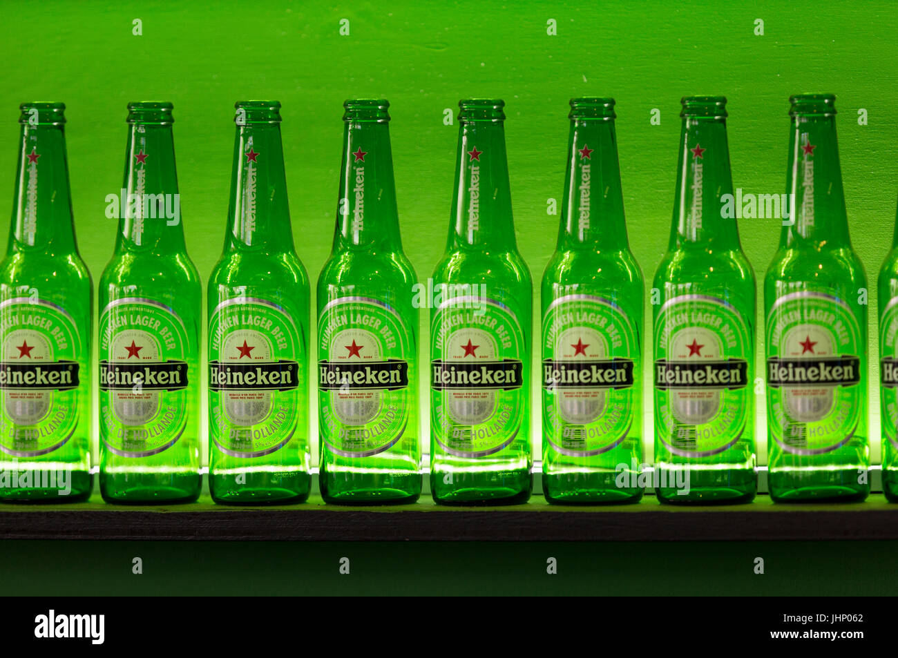Heineken beer bottles Banque de photographies et d’images à haute résolution - Alamy