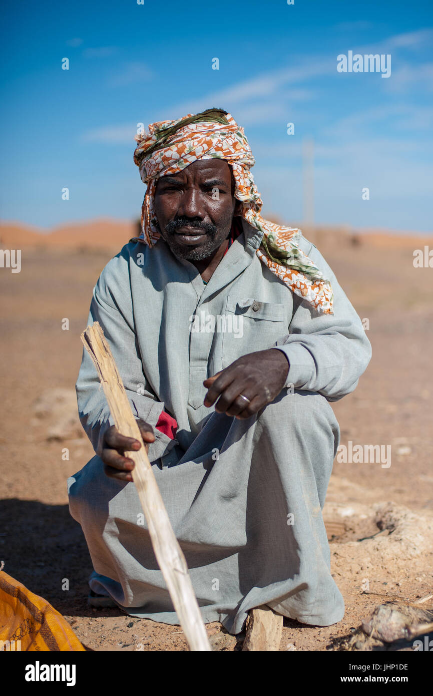 Portrait de l'homme marocain en vêtements traditionnels pour cette ...