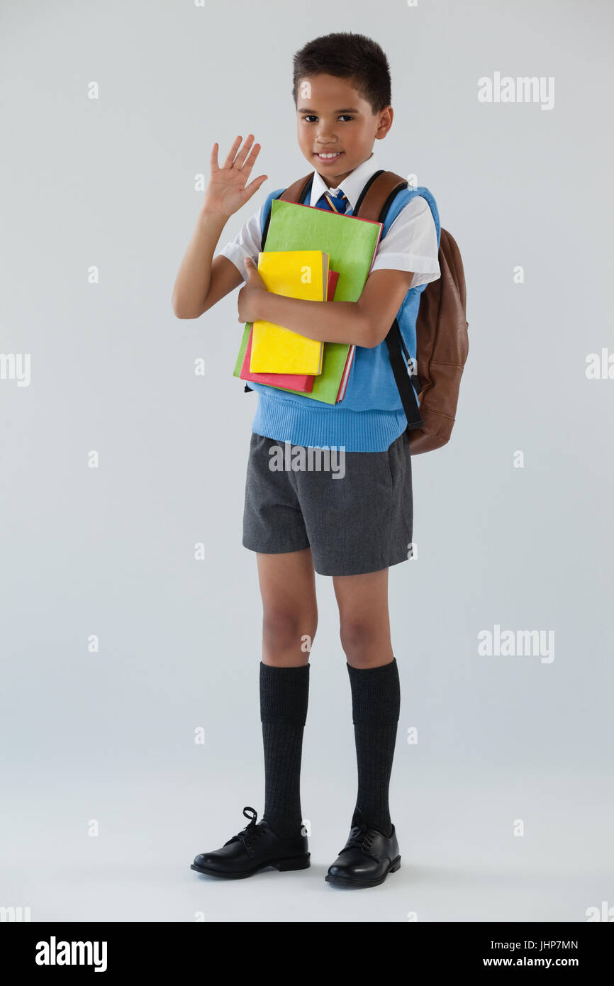 Portrait d'écolier en uniforme d'école avec sac sur fond blanc Photo ...