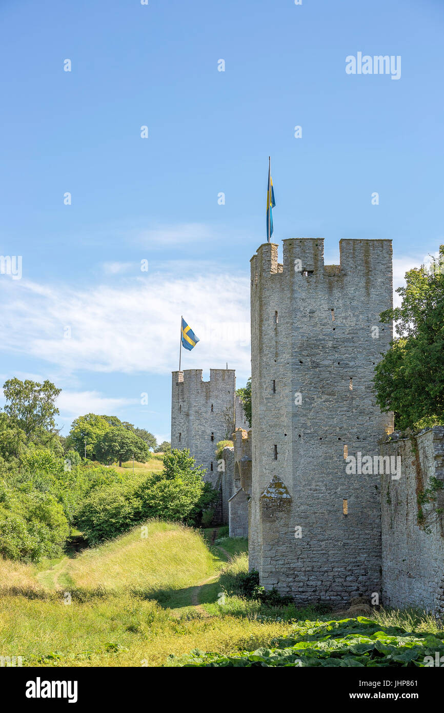 Mur de la ville de Visby, Gotland avec les drapeaux suédois Photo Stock ...