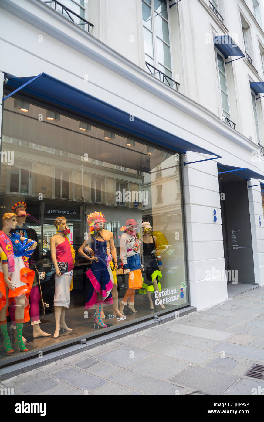 Colette à sa fenetre Banque de photographies et d’images à haute ...