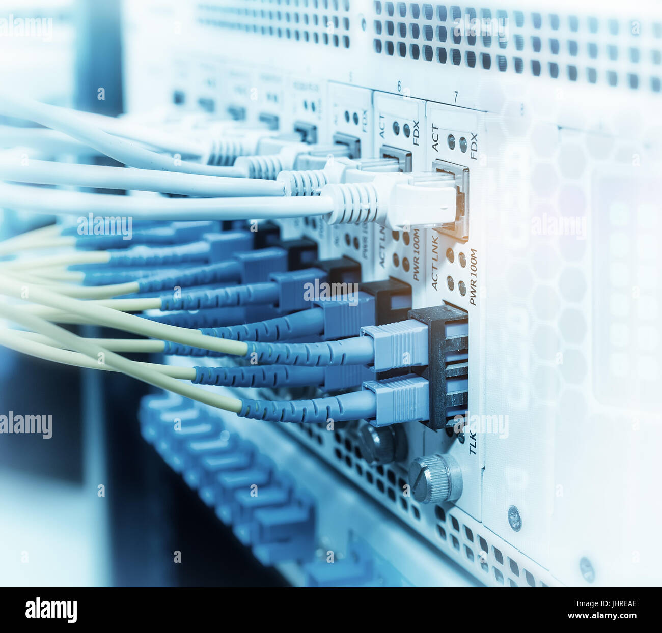 Les câbles à fibre optique connecté à un réseau de ports optiques et ...