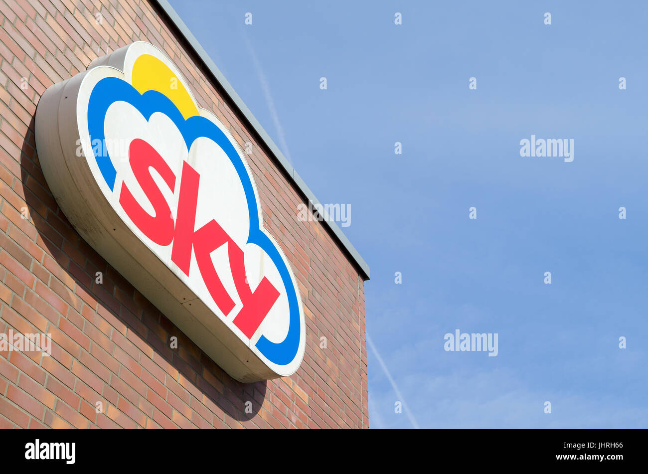 Sky signe en succursale. sky exploite environ 190 supermarchés en ...