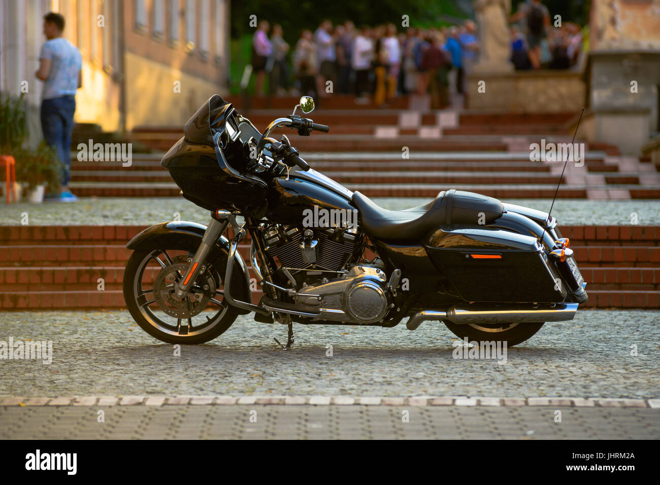 Moto Custom noire et le cavalier Photo Stock - Alamy