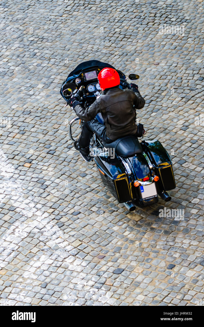 Moto Custom noire et le cavalier Photo Stock - Alamy