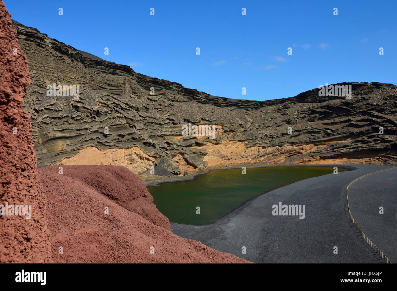 Un lagon Vert, El Golfo, Lanzarote, sur les îles Canaries. Rouge, jaune ...