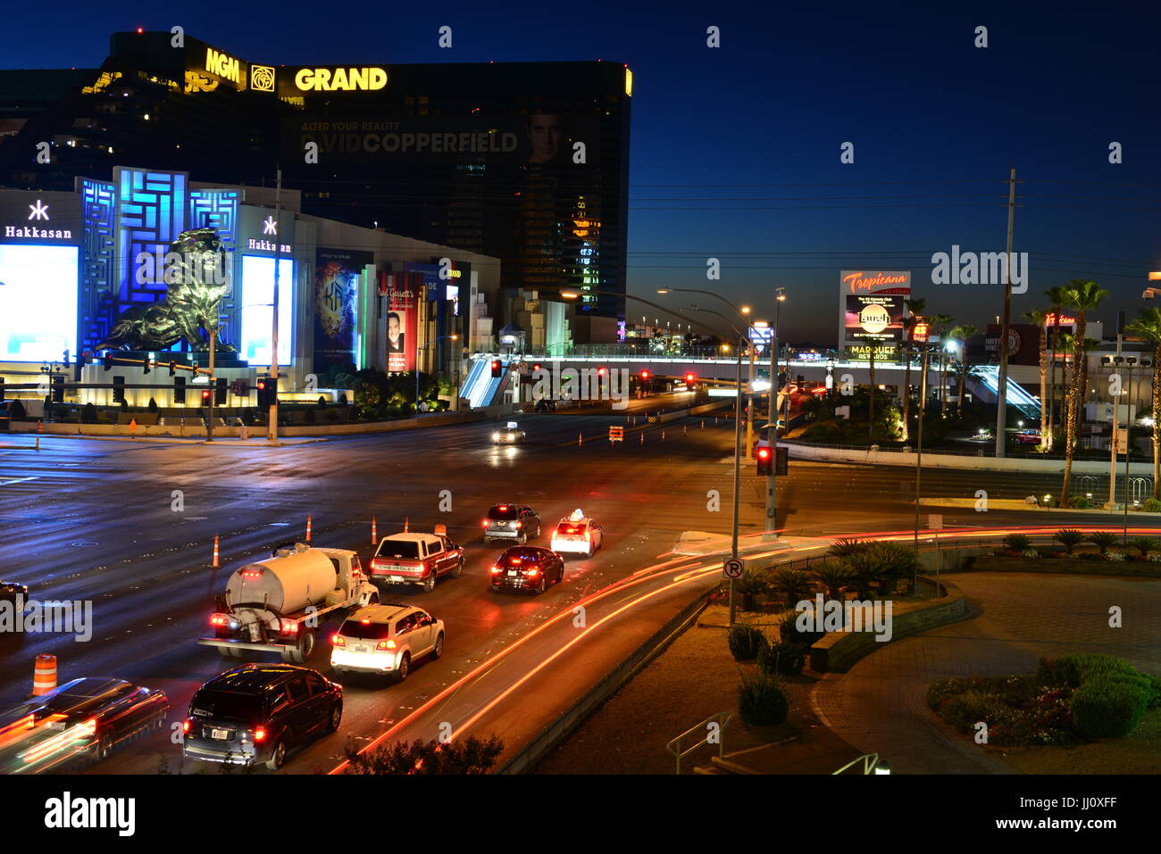 Panneau de travaux routiers de nuit Banque de photographies et d’images à haute résolution - Alamy