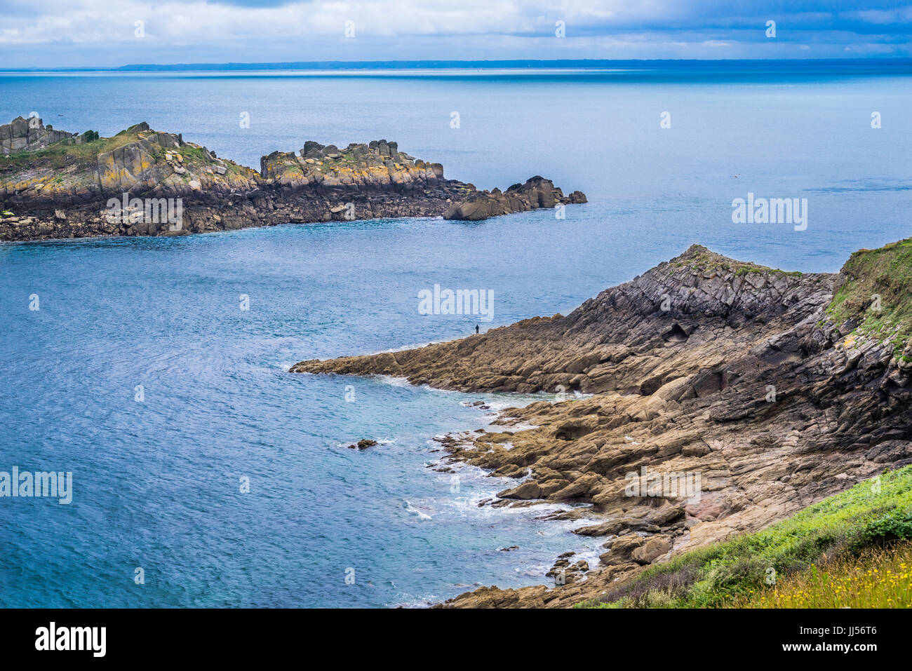 France, Bretagne, côtes rocheuses à la pointe du aine qui marque la ...