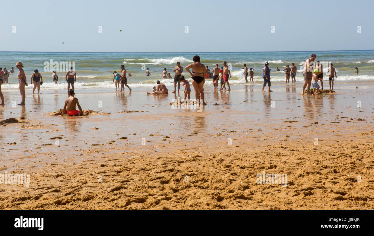 ALBUFEIRA, PORTUGAL - 23 août 2016 : Les gens de la célèbre plage d ...