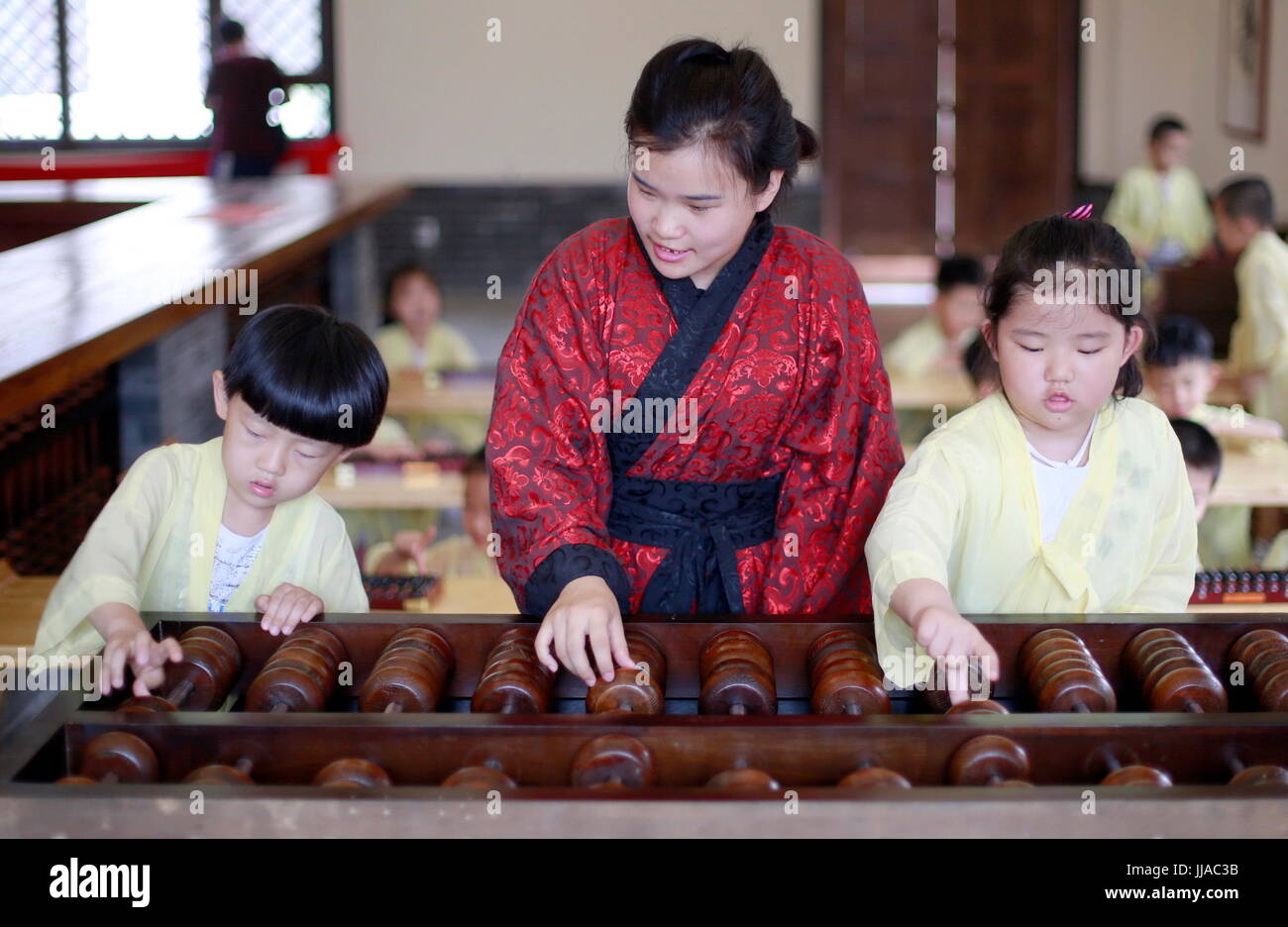 (170719) --SHIJIAZHUANG, 19 juillet 2017 (Xinhua) -- l'enseignant enseigne aux enfants la ...