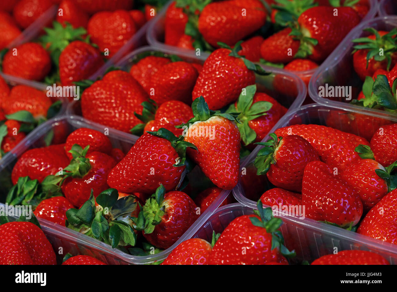 Close up de fraises mûres rouges frais dans des boîtes contenant de ...