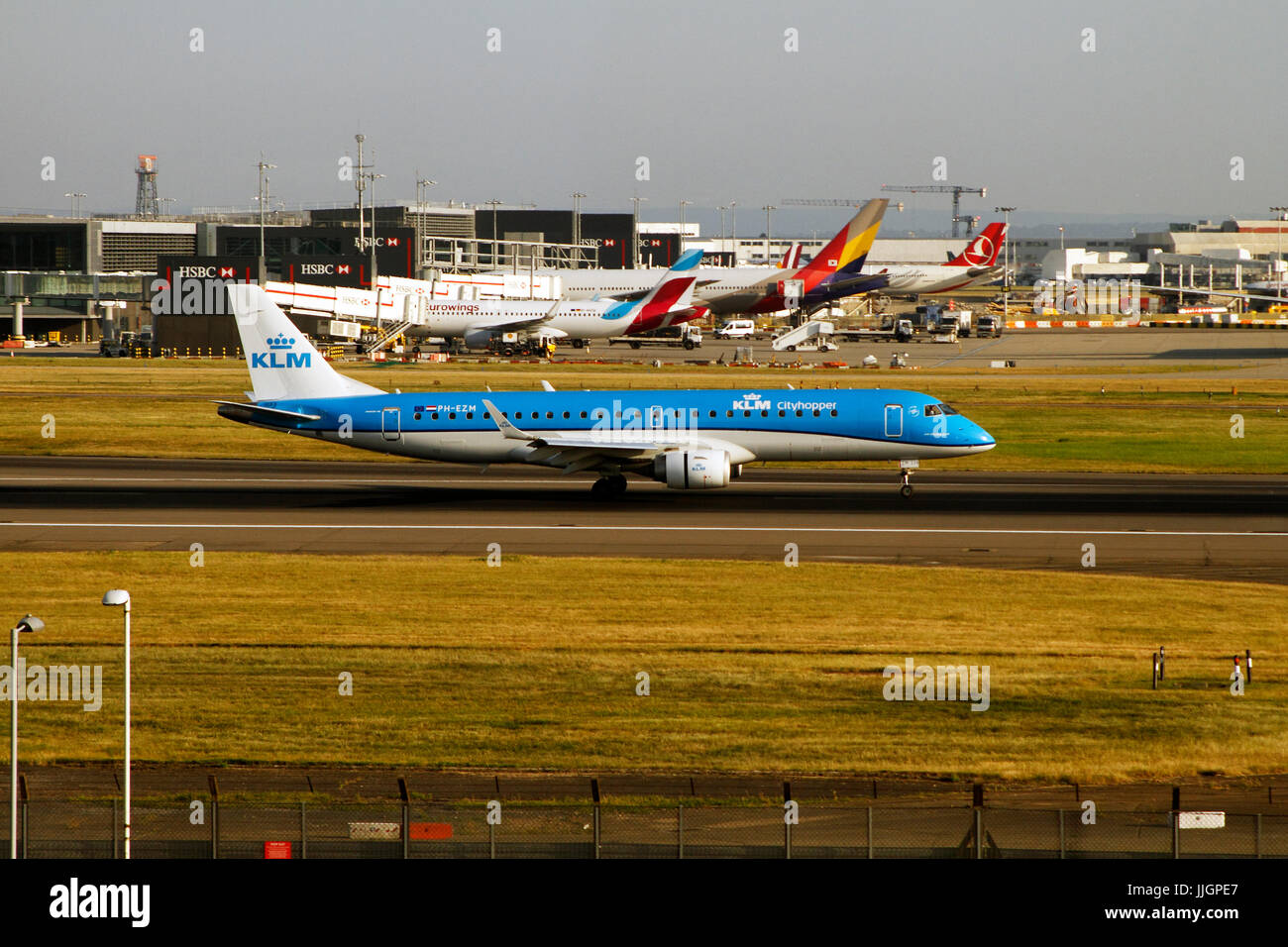 PH-EZM Embraer 190-100KLM Cityhopper STD L'Embraer E-Jet family est une ...