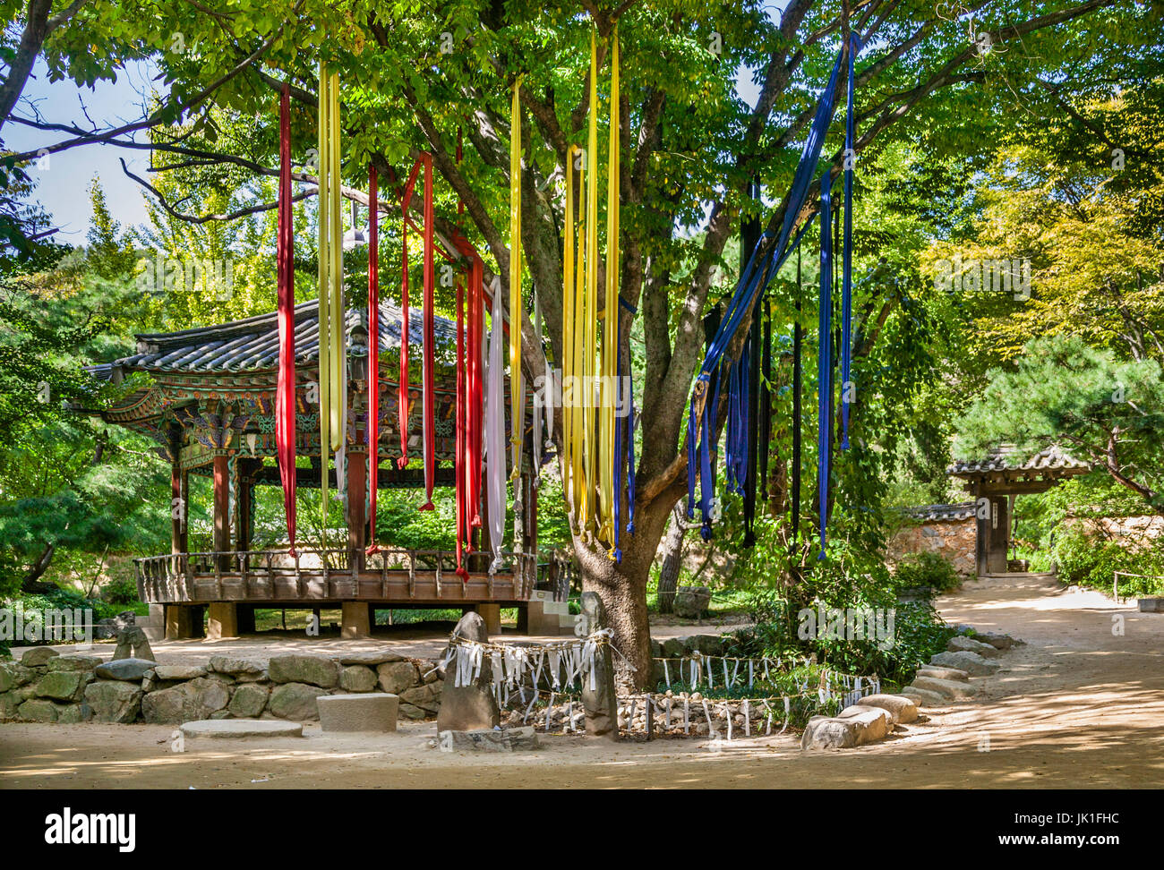 La Corée du Sud, la province de Gyeonggi, pavillon et Wishing Tree à la ...