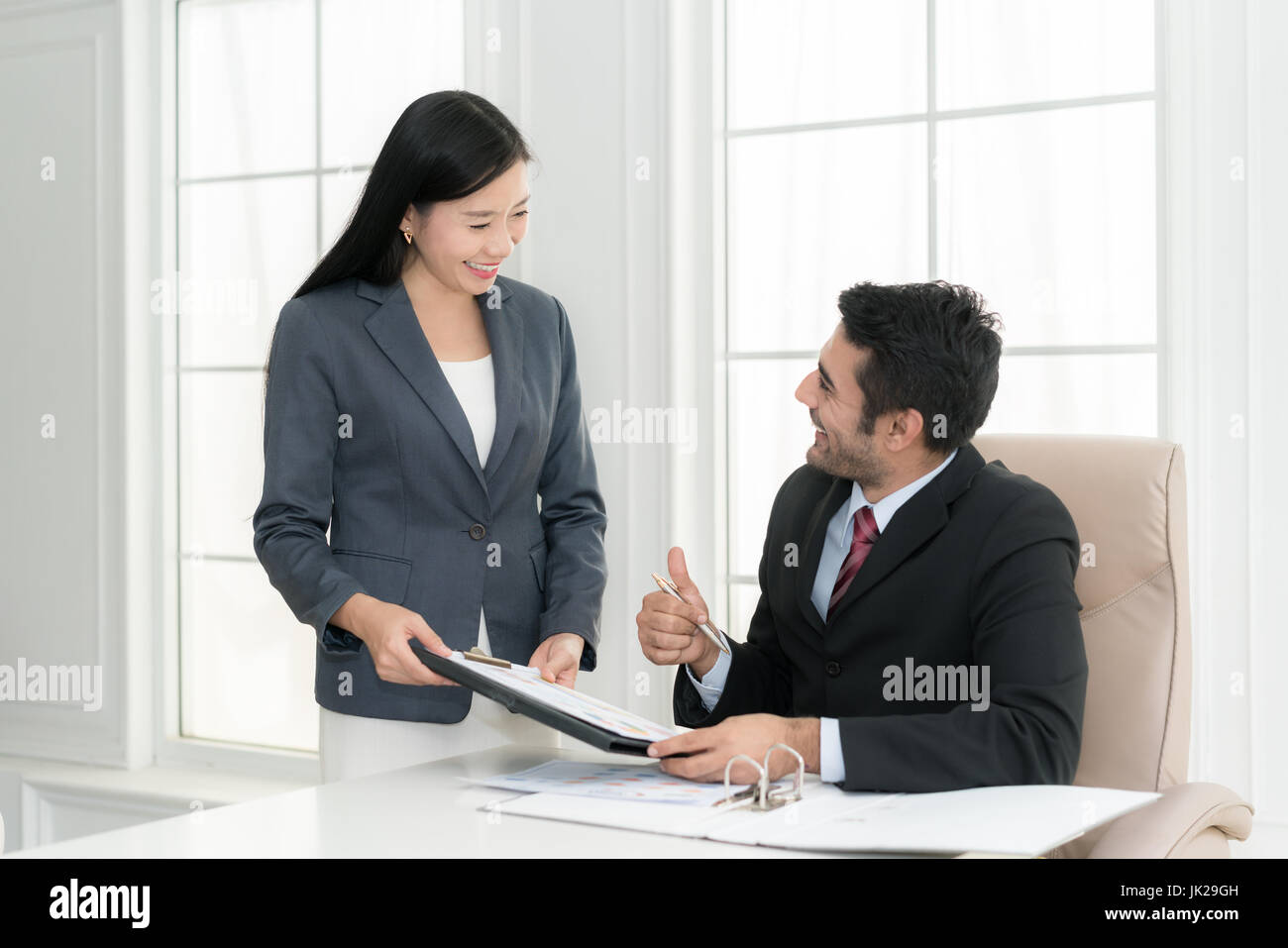 Asian businessman et son assistant Secrétaire dans son bureau. Le ...