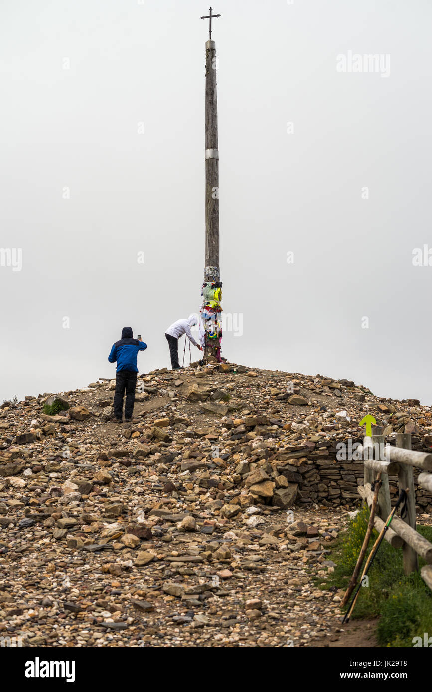 Cruz de ferro at the camino de santiago Banque de photographies et d’images à haute résolution ...
