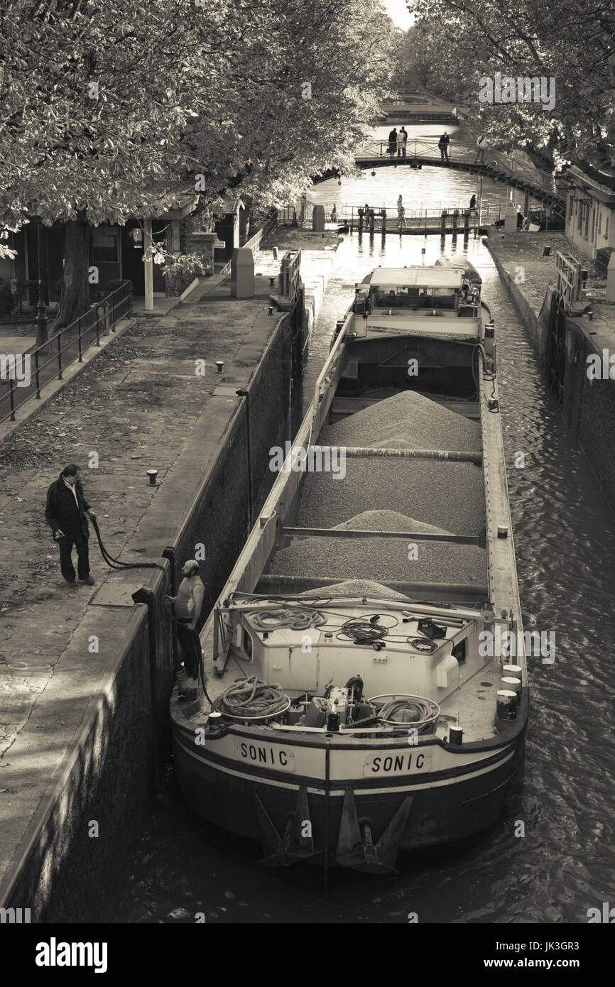 France, Paris, Canal Saint-Martin, barge et bargeman (NR) dans les ...