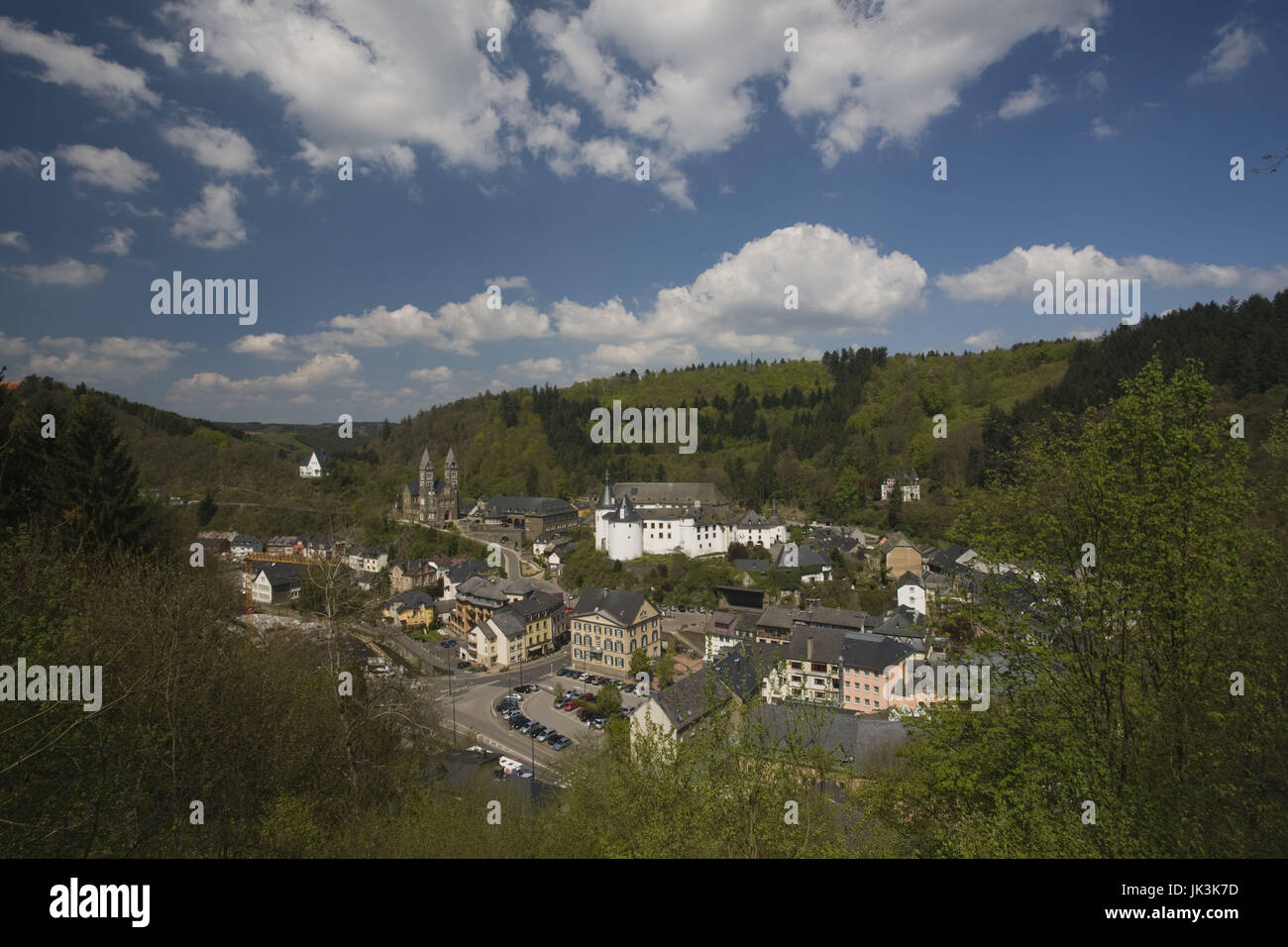 Luxembourg, Clervaux, high angle view de la ville et Château de ...
