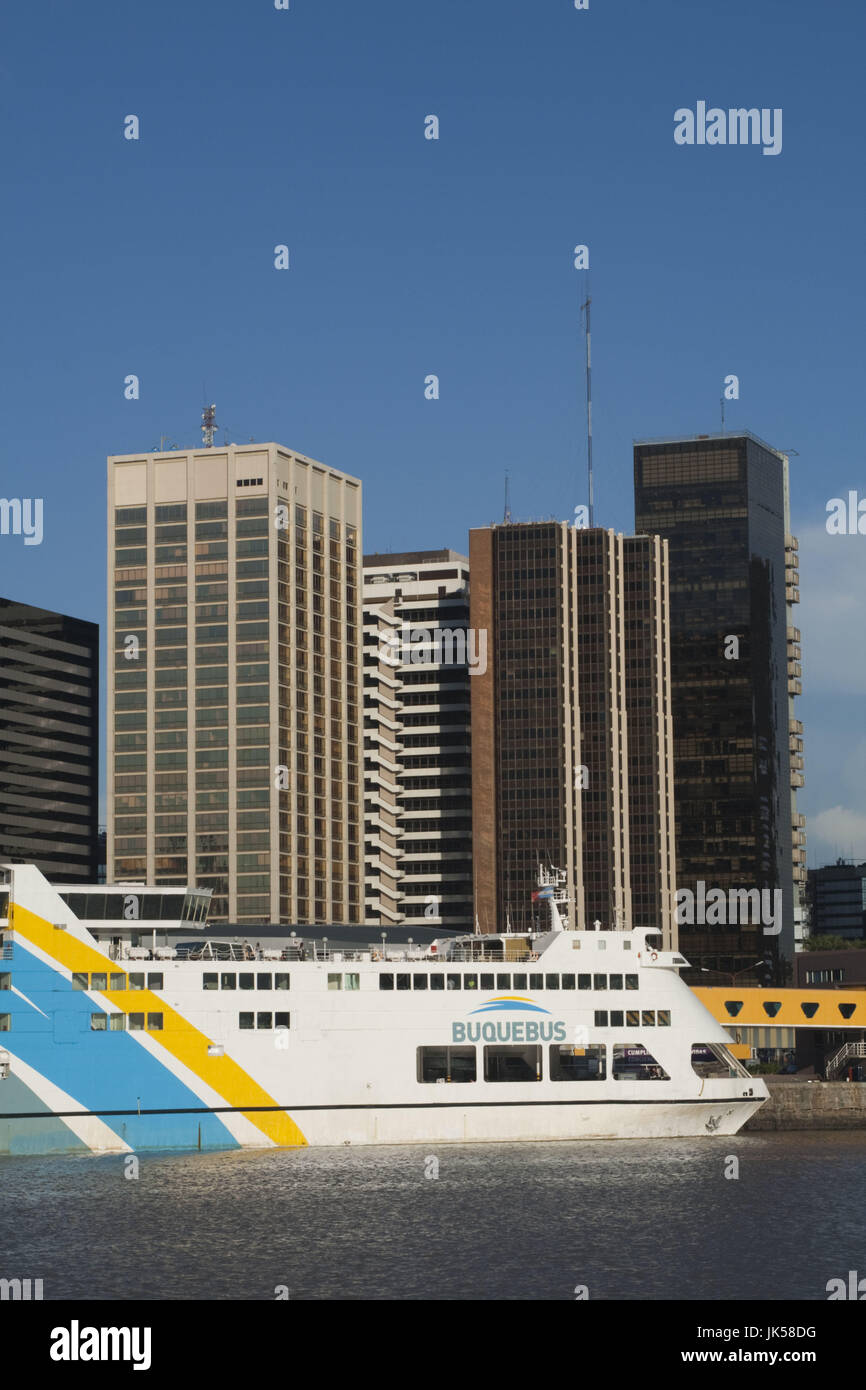 Port de darsena norte et ferry pour buquebus en uruguay Banque de ...