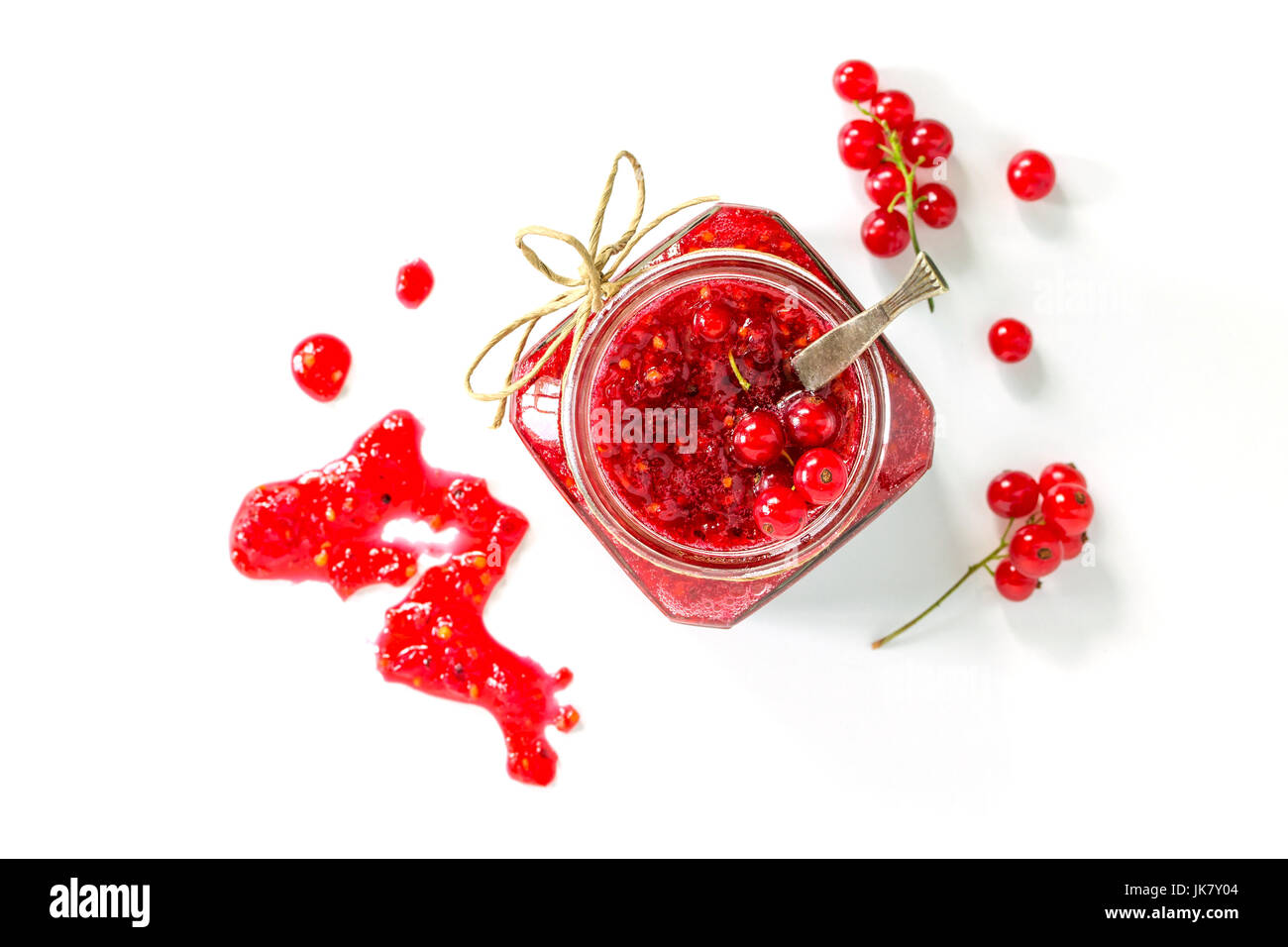 Confiture maison. Bocal en verre avec de la confiture de groseille ...