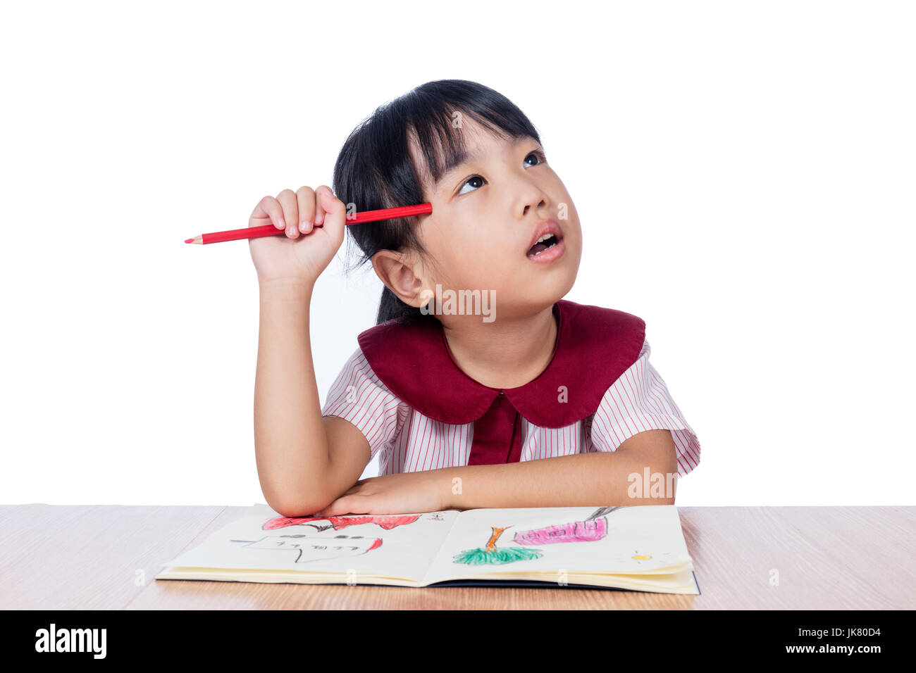Petite fille asiatique chinois dessin avec des crayons de couleur en ...