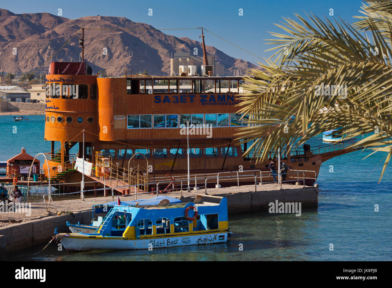 La Jordanie, Aqaba, Aqaba plage, restaurant flottant Photo Stock - Alamy
