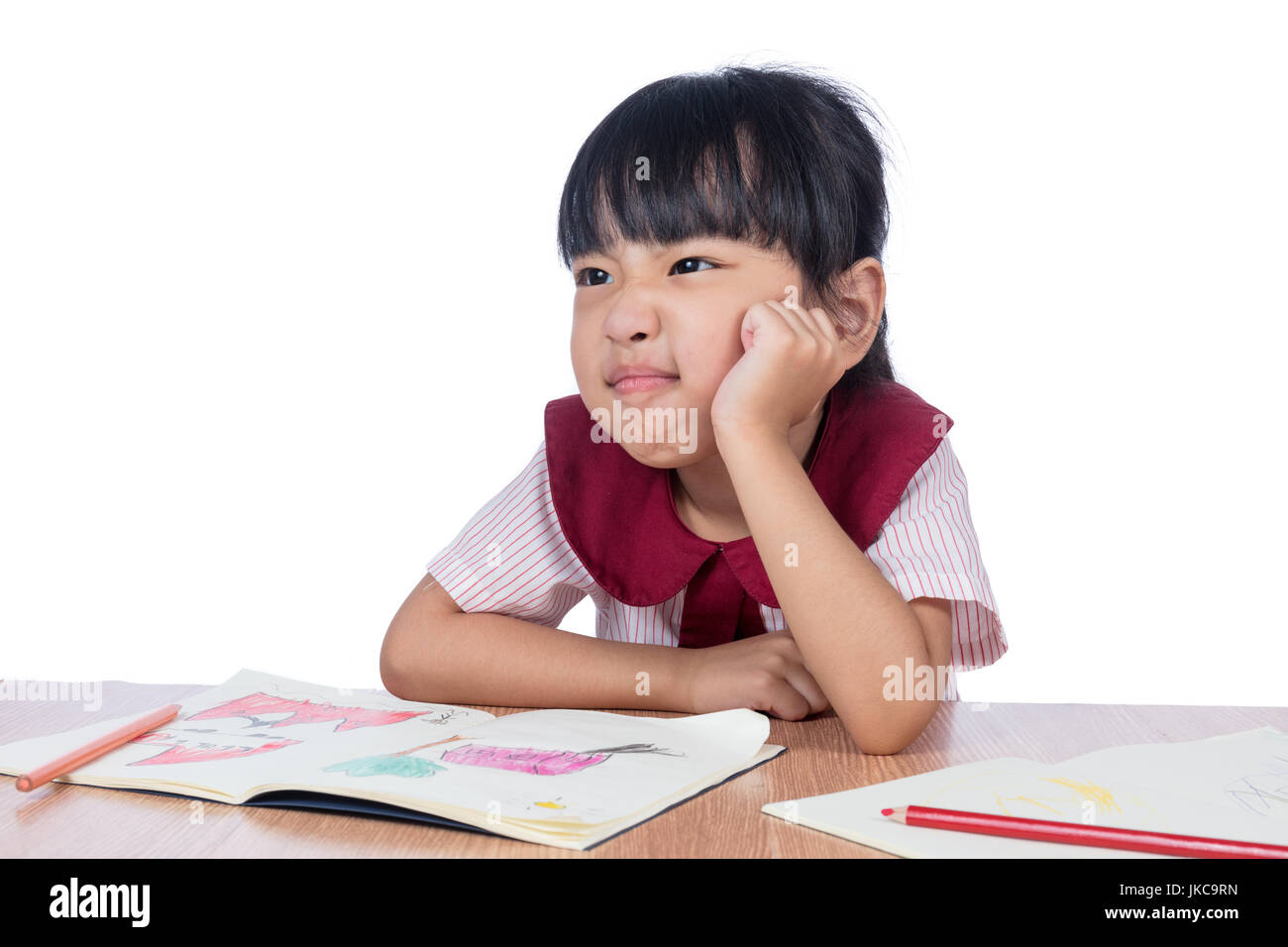 Petite fille asiatique chinois dessin avec des crayons de couleur en ...