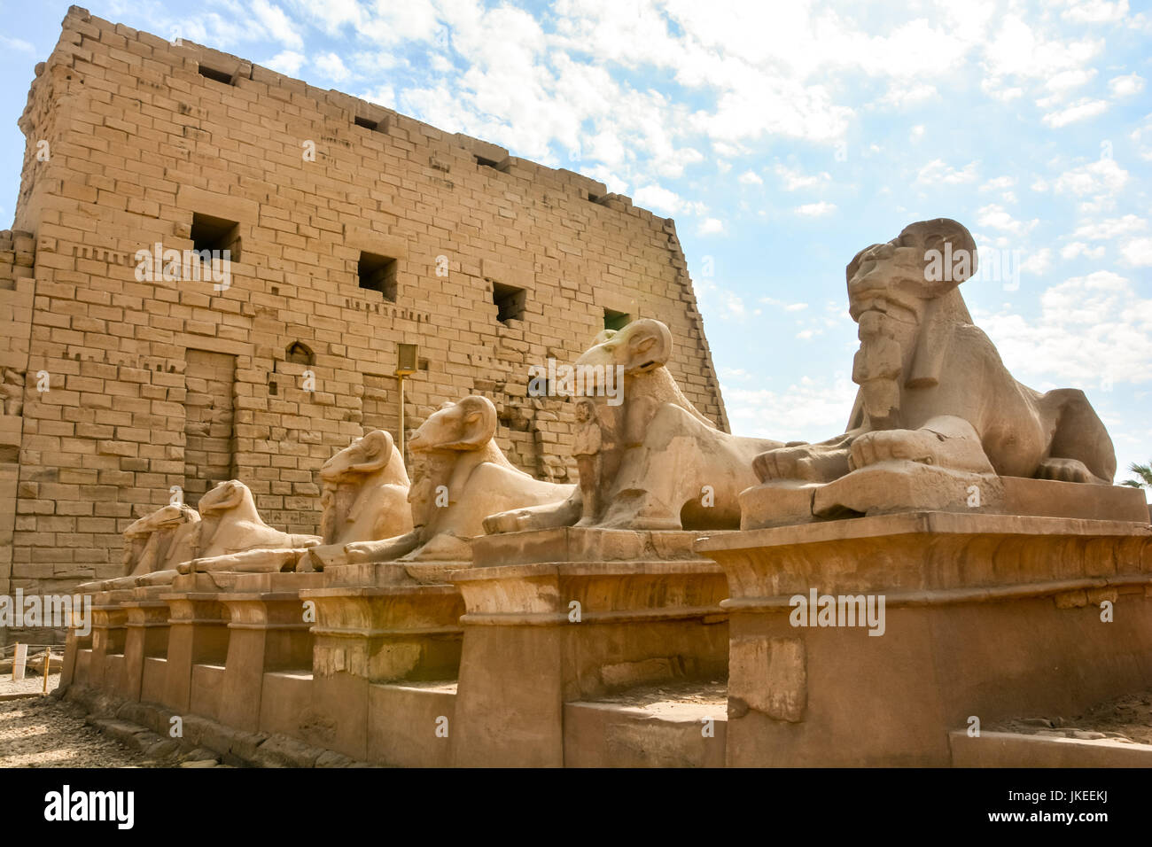 Le temple de Louxor Entrée entre béliers Photo Stock - Alamy