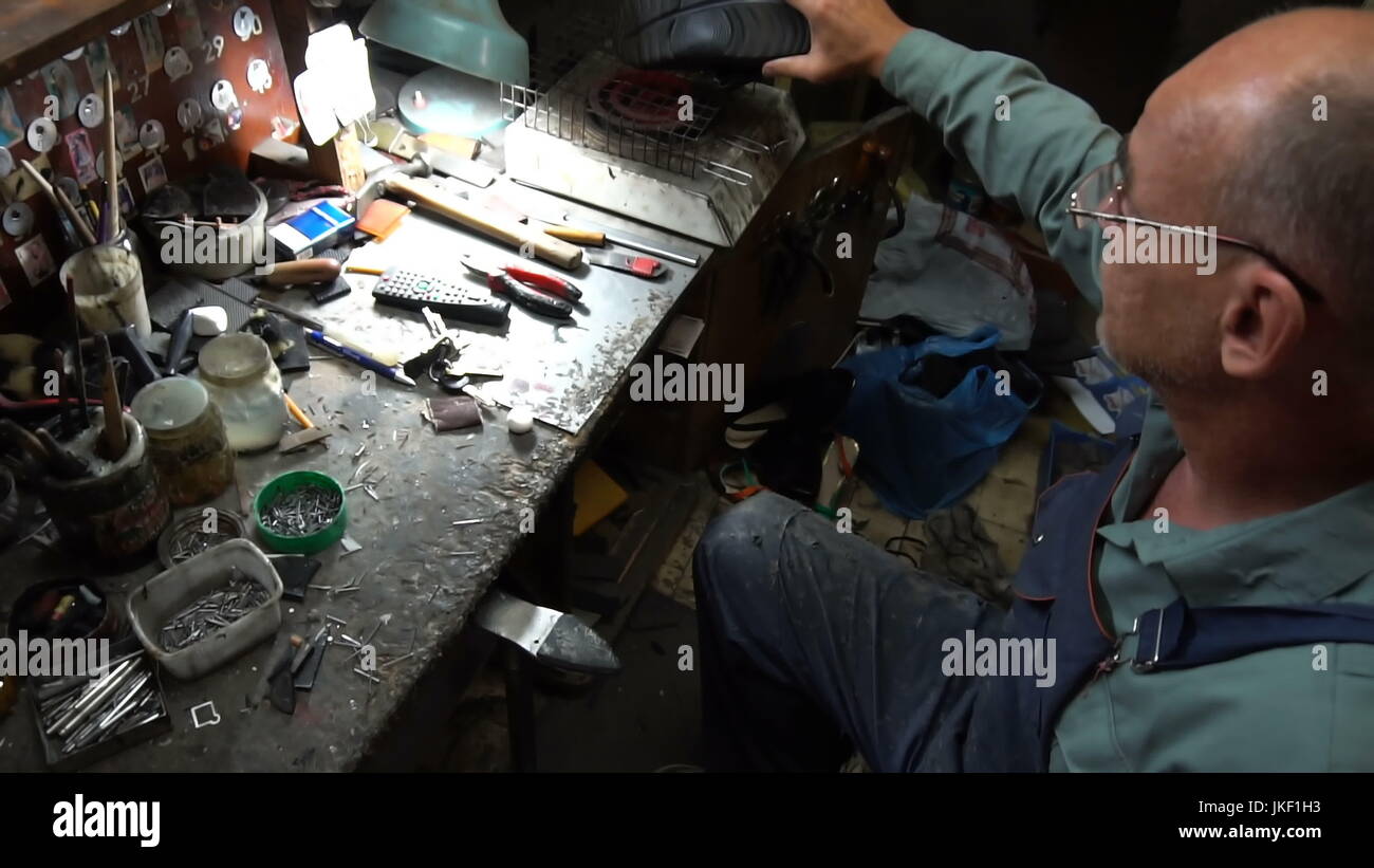 Cordonnier chauffe touche le cuisinière électrique et colle-le sur la ...