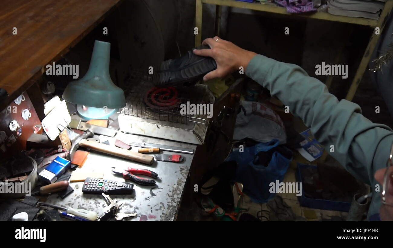 Cordonnier chauffe touche le cuisinière électrique et colle-le sur la ...