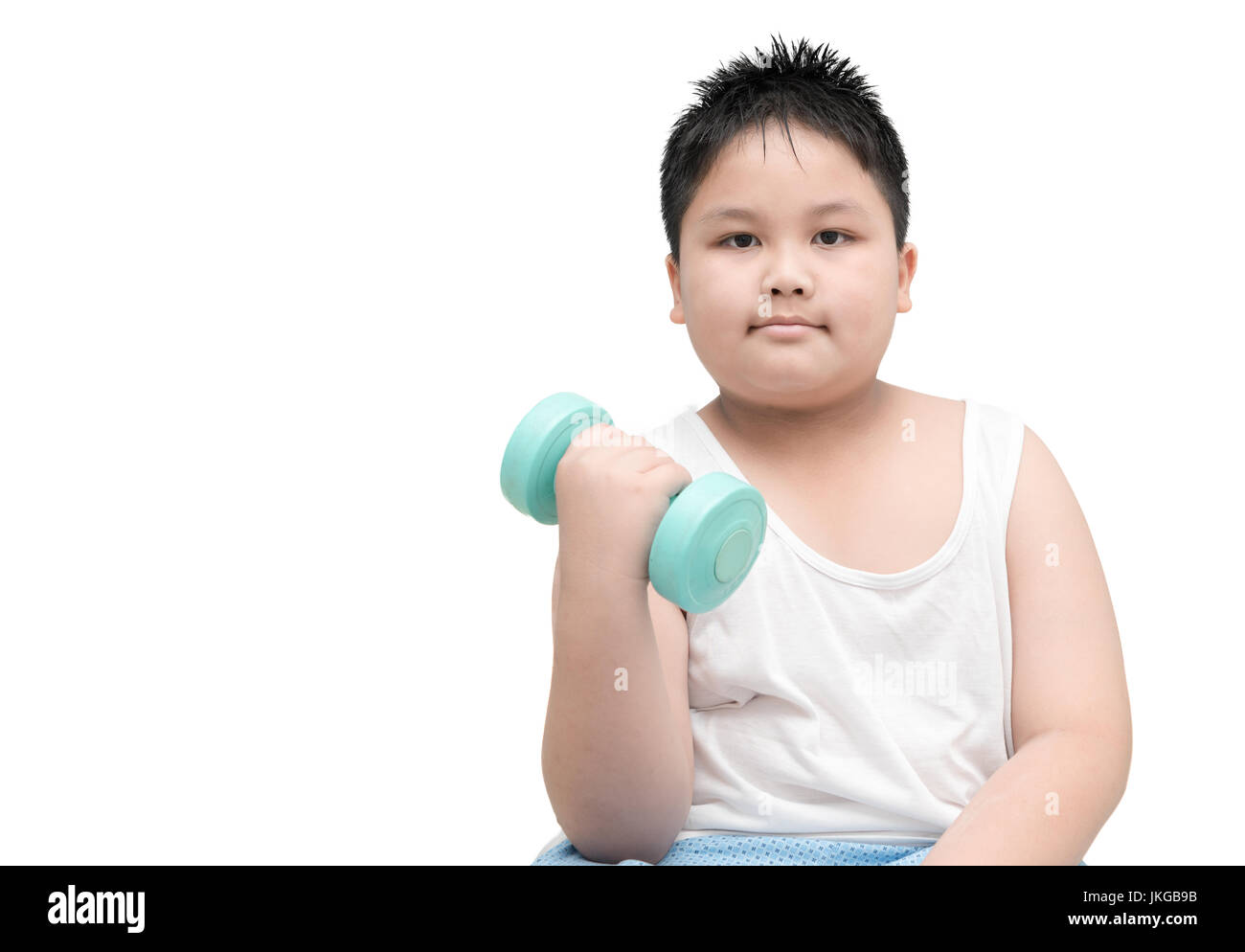 Fat boy obèse est en train de faire des exercices avec haltères courtes ...