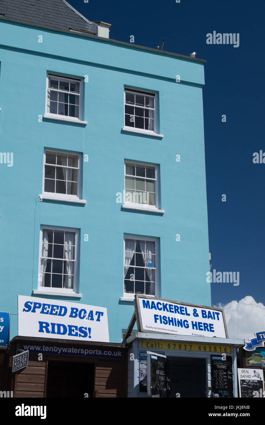 Blue House au port de Tenby Photo Stock - Alamy