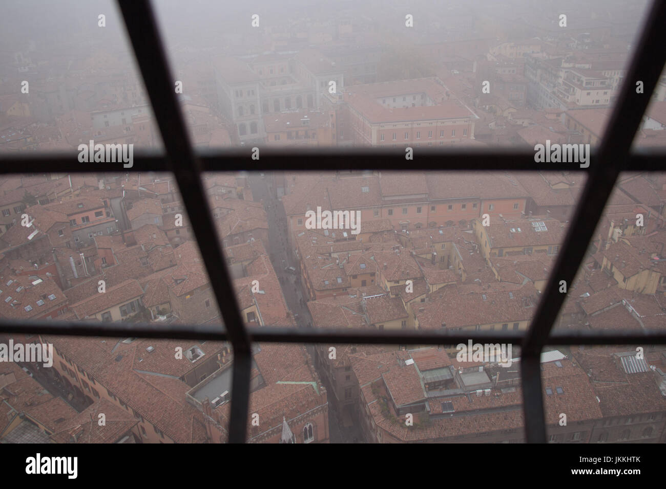 Les toits rouges typiques de Bologne. Vue depuis une fenêtre étroite ...