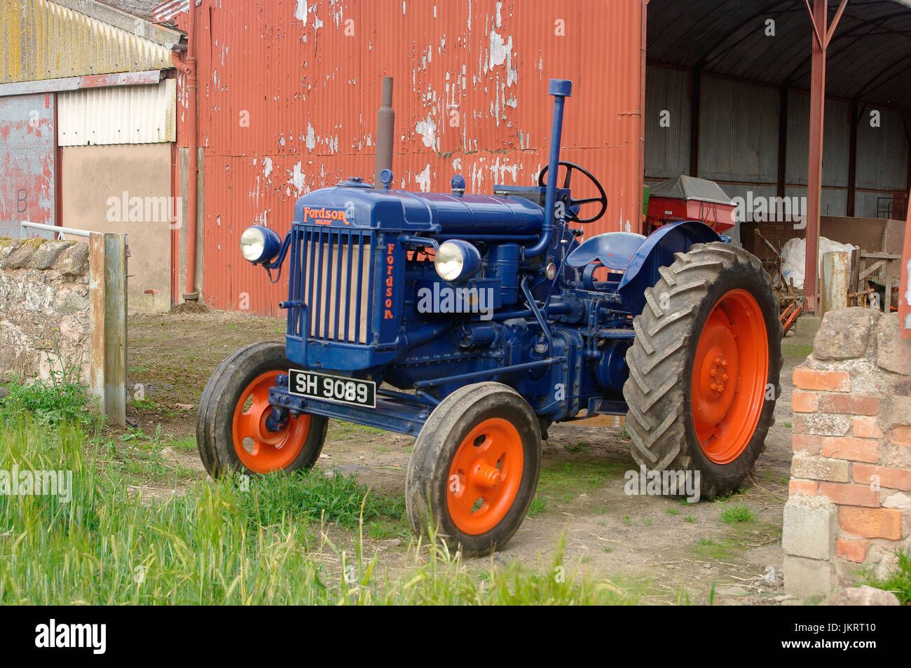 Blue fordson tractor Banque de photographies et d’images à haute ...