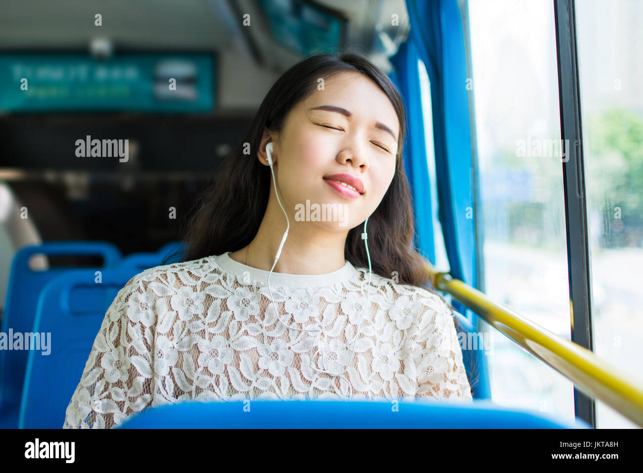 Une fille qui prend le bus Banque de photographies et d’images à haute ...